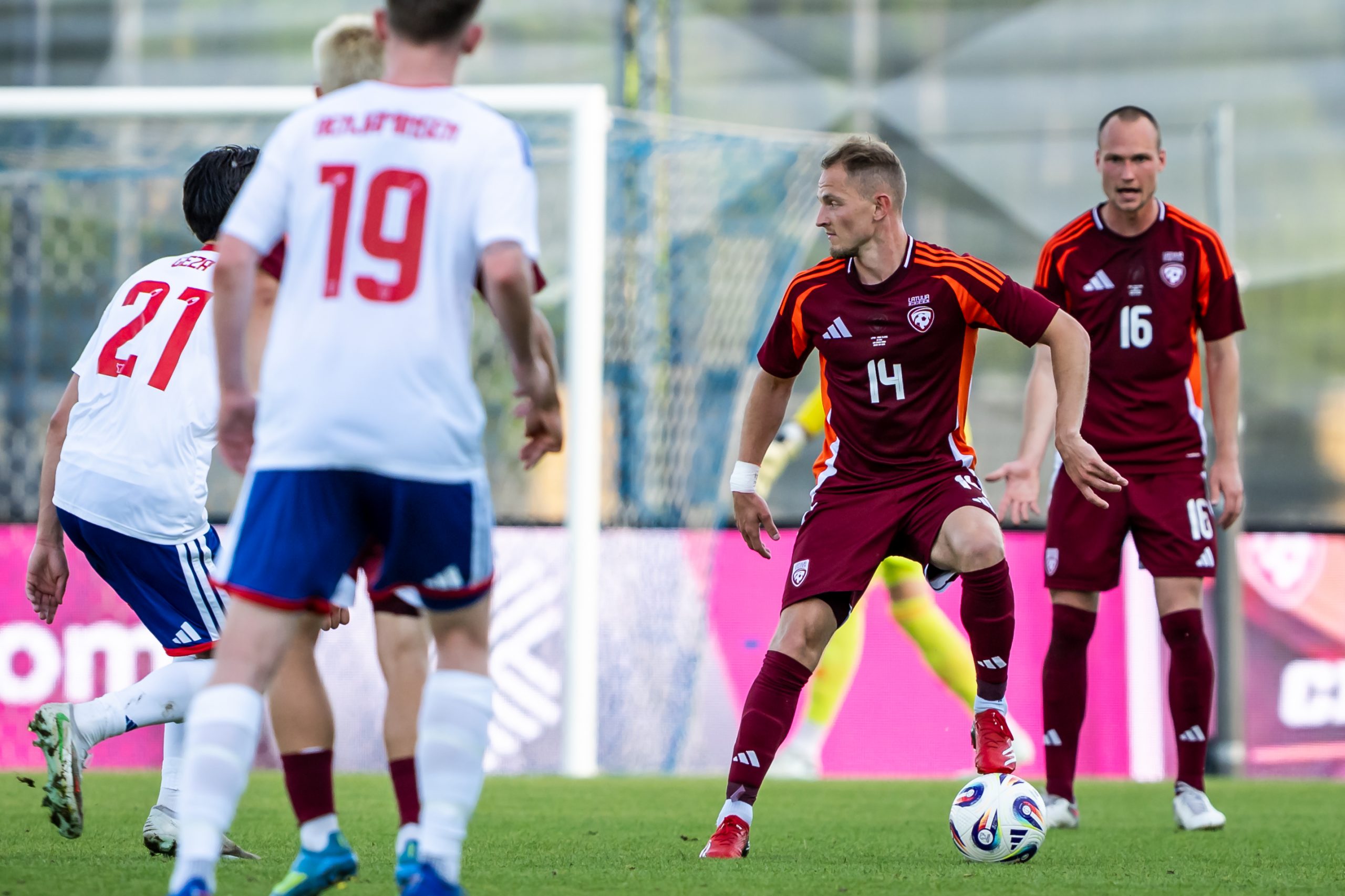 VIDEO. “Tādu futbolu varam spēlēt pagalmā, nevis izlasē.” Cigaņiks ...